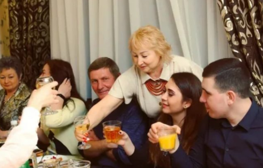 Дружина так відповіла на обр азливий тост чоловіка, що той втр атив дар мо ви! – NEWS 1 UKR