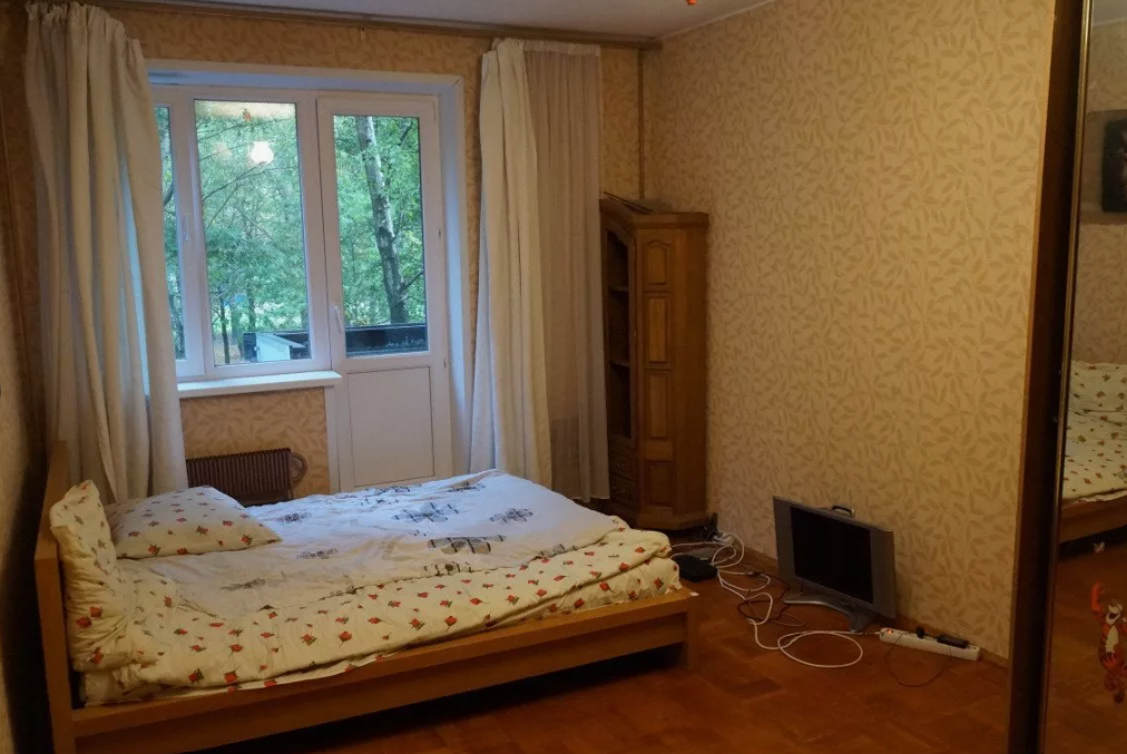 Того дня Еля повернулася додому раніше. Побачивши безлад, вона взялася за прибирання. Але щойно ...